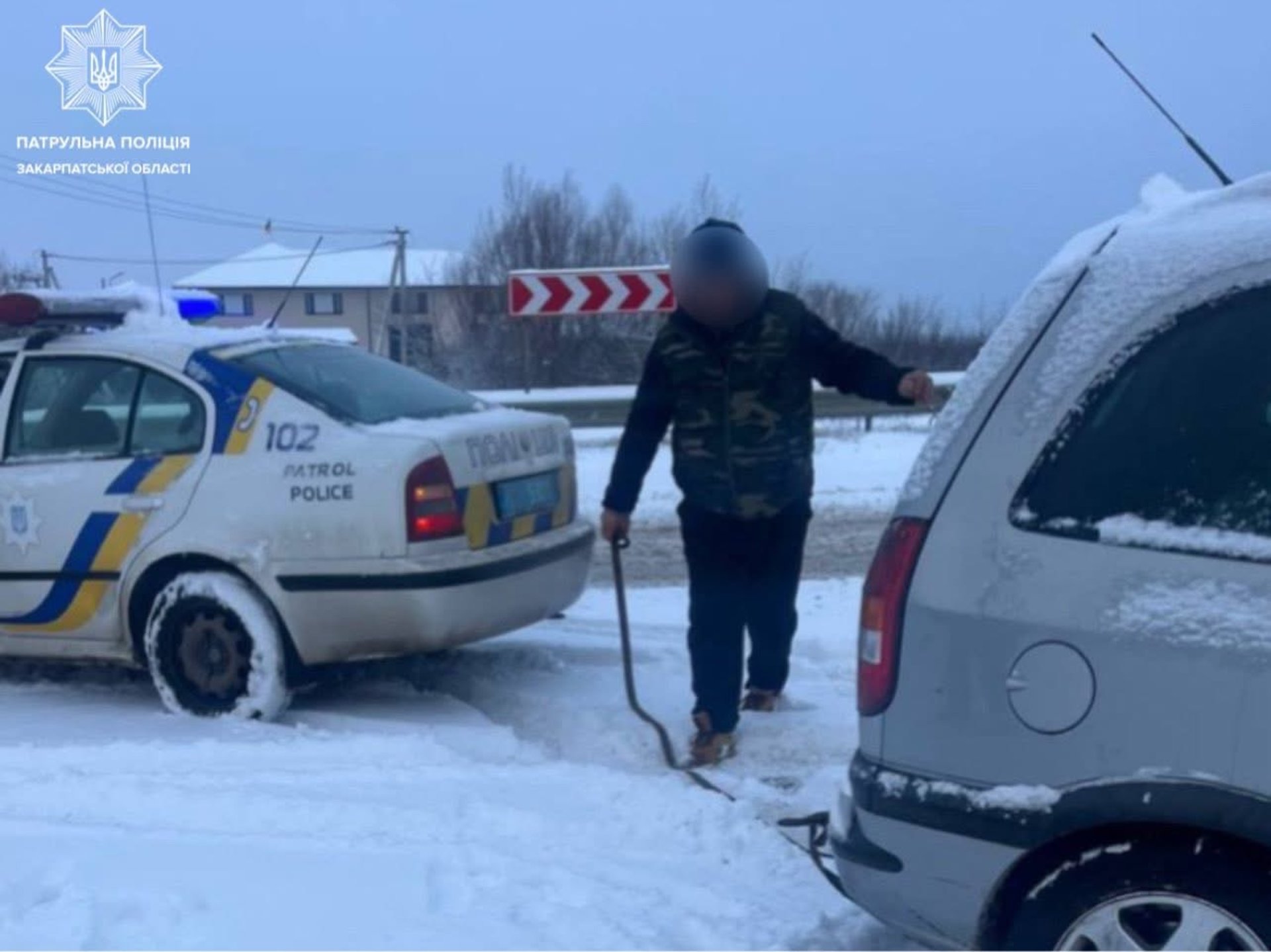 У Чопі патрульні допомогли водієві, який зʼїхав у кювет (ФОТО). Читайте на UKR.NET